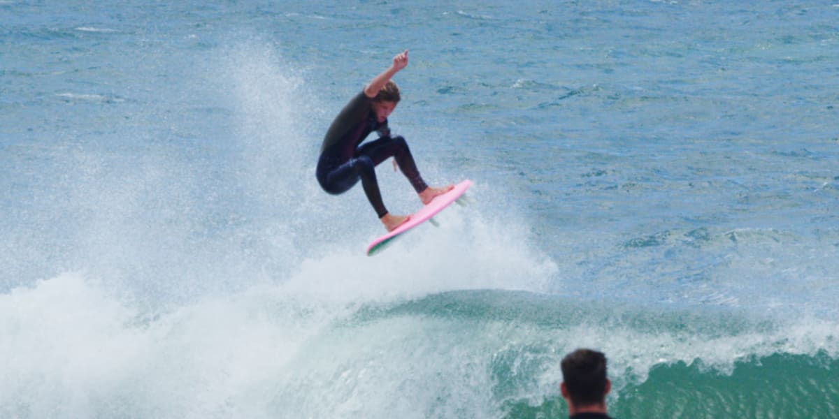 Harry Bryant domina el surf con tabla de corcho