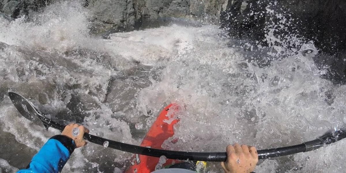 Nouria Newman en kayak au Grand Canyon de la Stikine