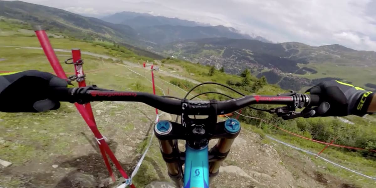 Claudio Caluori y su GoPro en el DH de Méribel