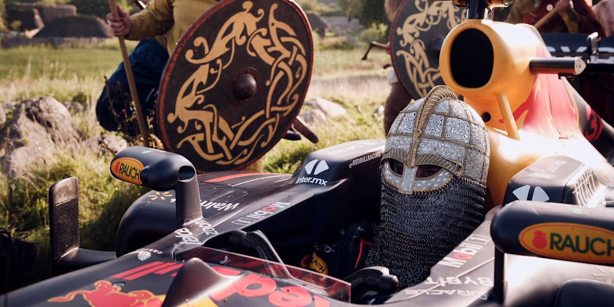 F1-racer besøger vikingelandsby