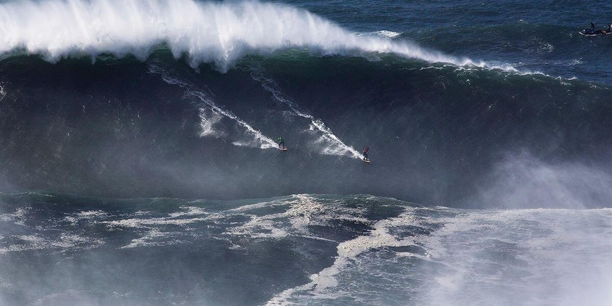 El primer swell de la temporada en Nazaré