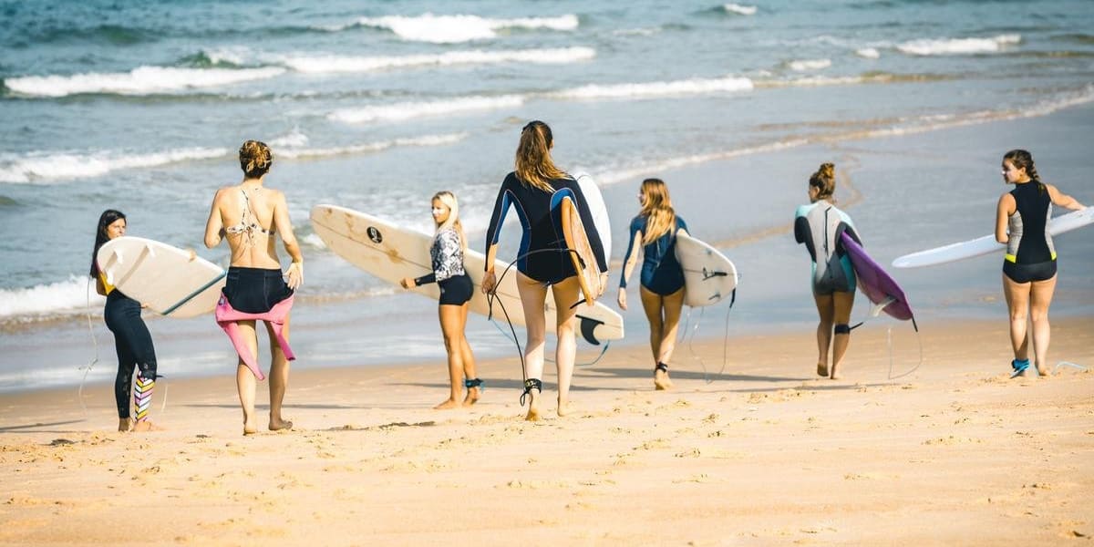 Justine Dupont : 7 surfeuses racontent son stage d'été