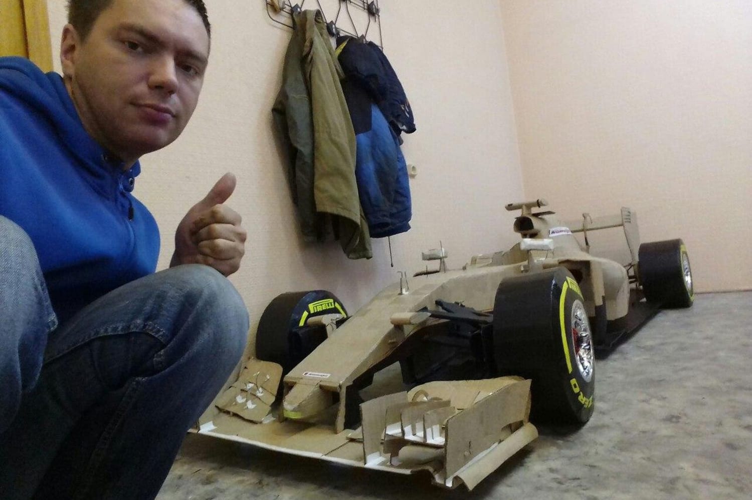Un Russe a reproduit une F1 avec du carton