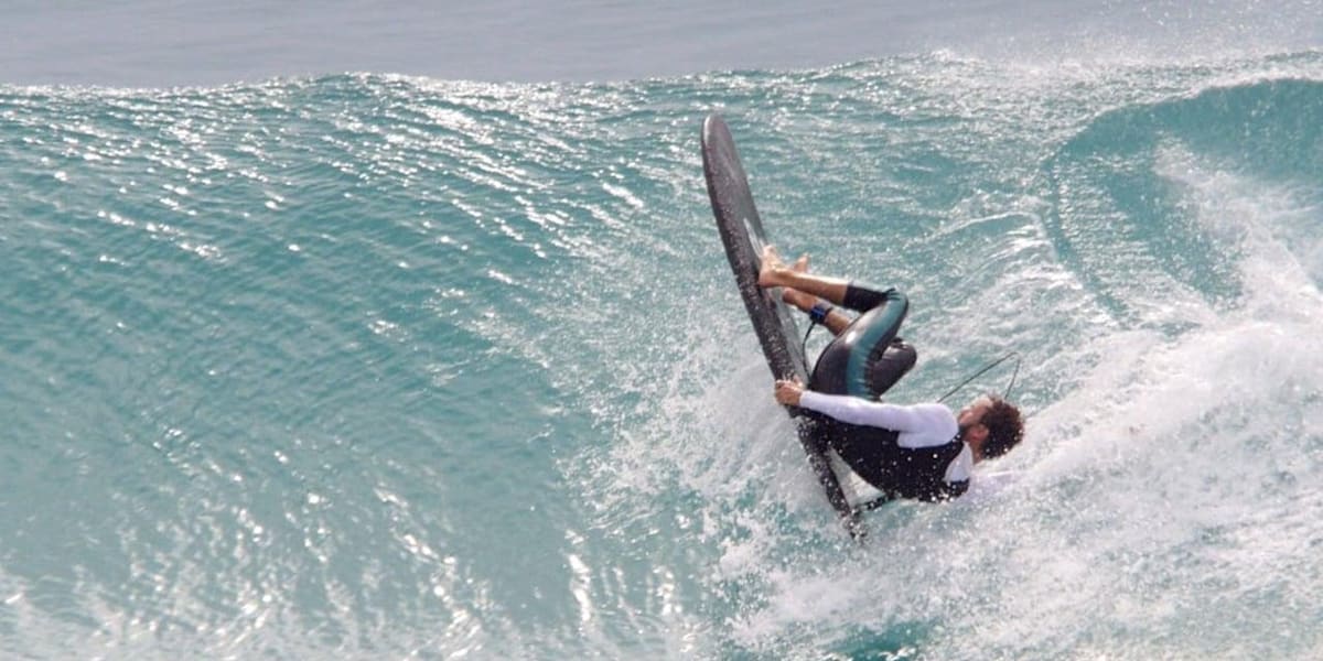 Espectacular surf sobre una tabla de corcho