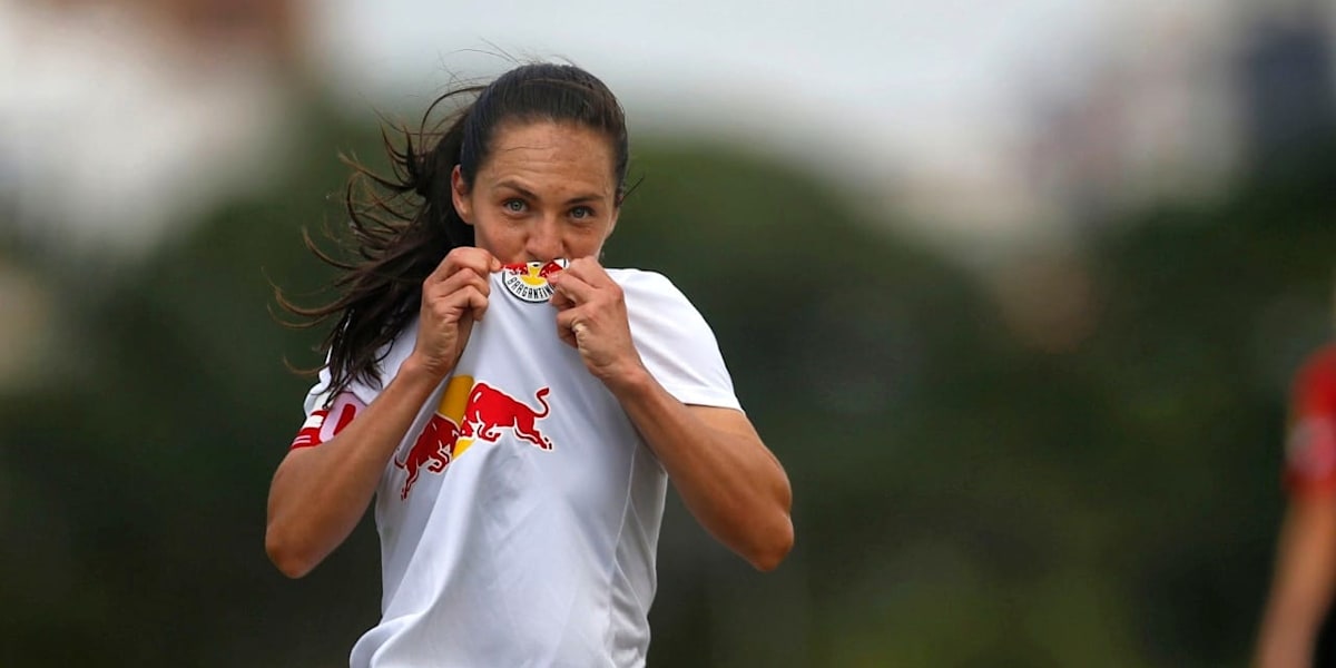 Mais que artilheira, Rosane é a voz da técnica em campo