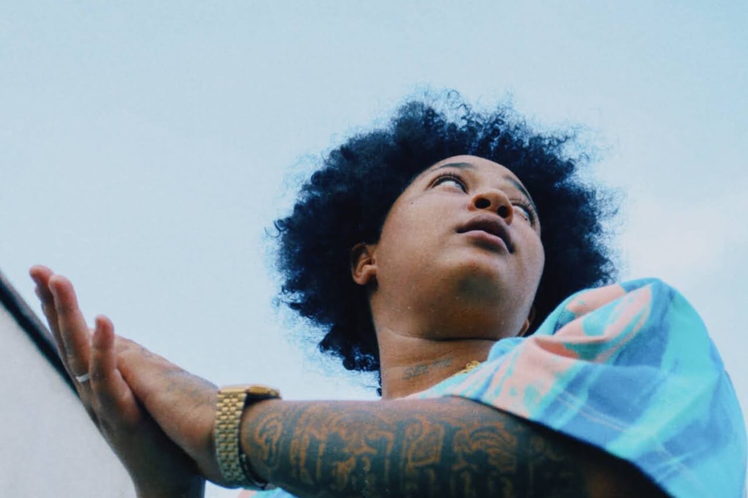 Clara Lima conta sua história de vida em rimas