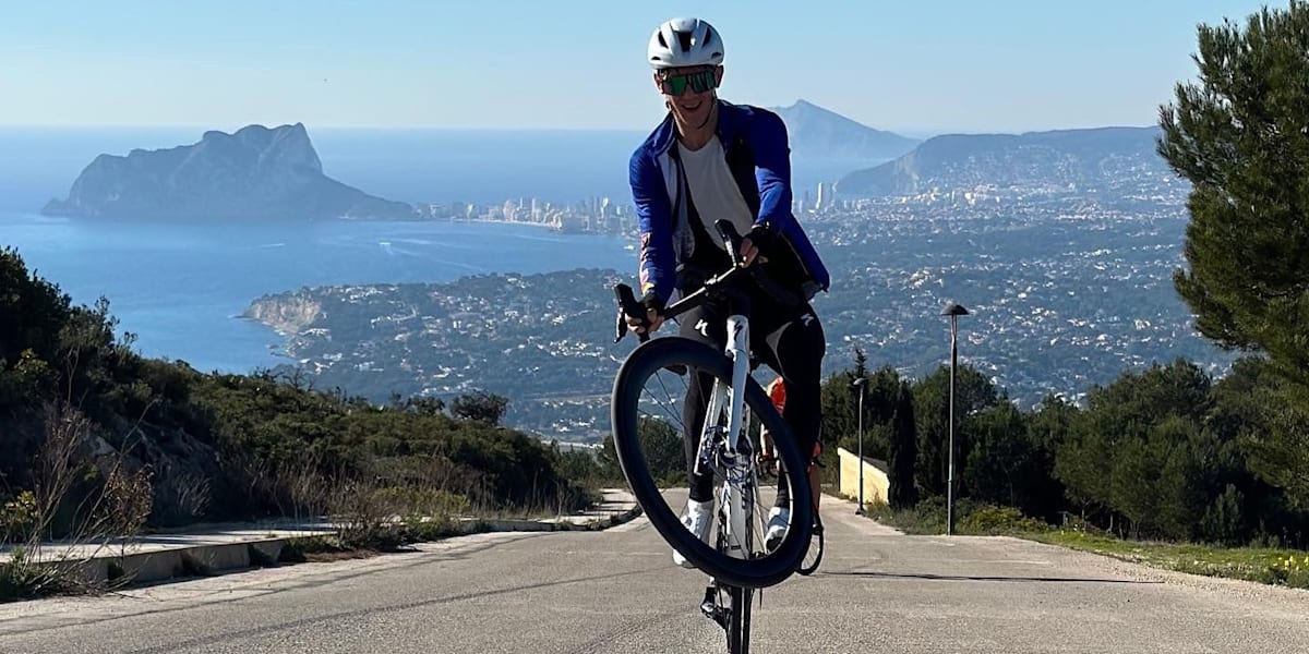 Maciej Janowski na rowerze w hiszpańskim Calpe - wywiad
