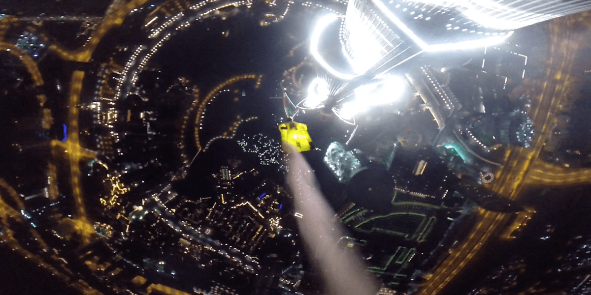 Les Soul Flyers sautent en base jump de nuit, à Dubaï