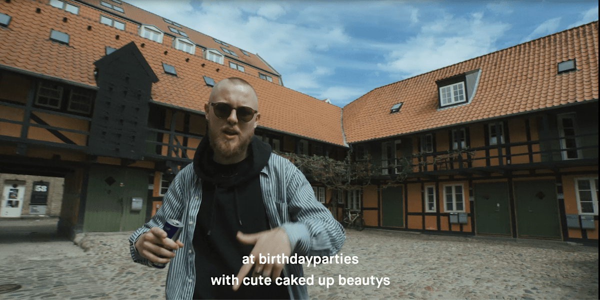 VIDEO: MONTI rapper sig gennem legendarisk Aarhus-gade