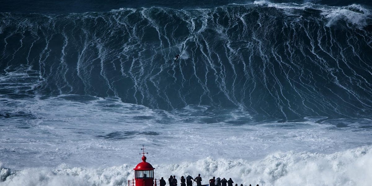 Nazaré big winter swells: Watch Nazaré go mega!