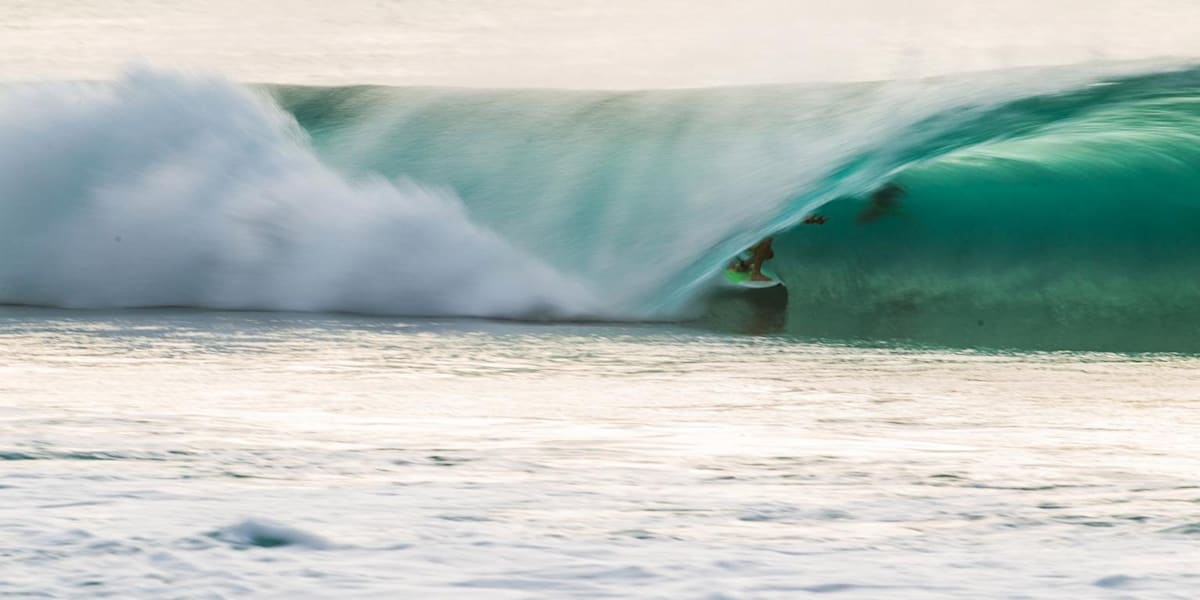 Sessions video surfing Desert Point in Indonesia