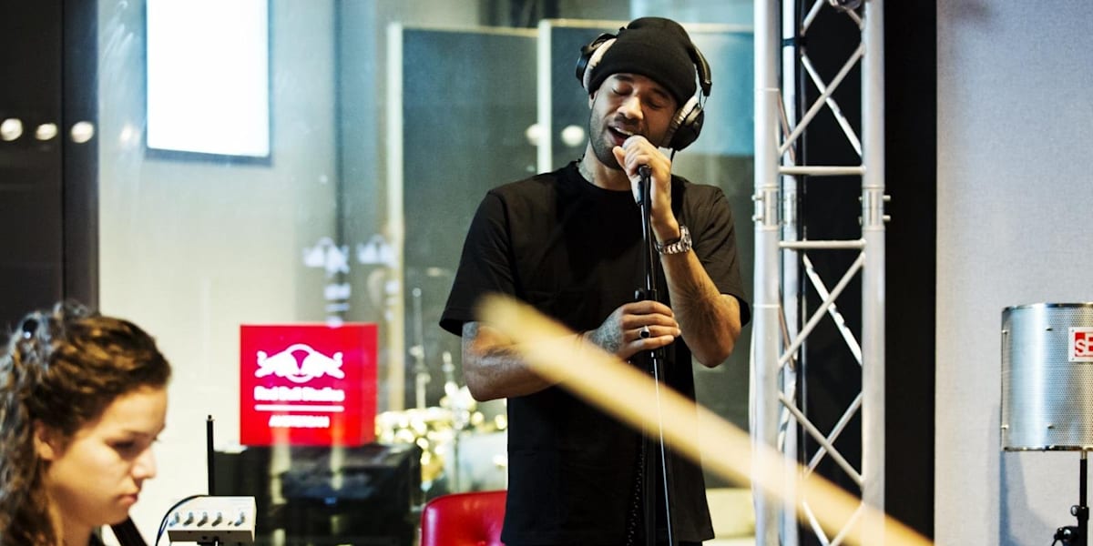 Mr. Probz repeteert in Red Bull Studios