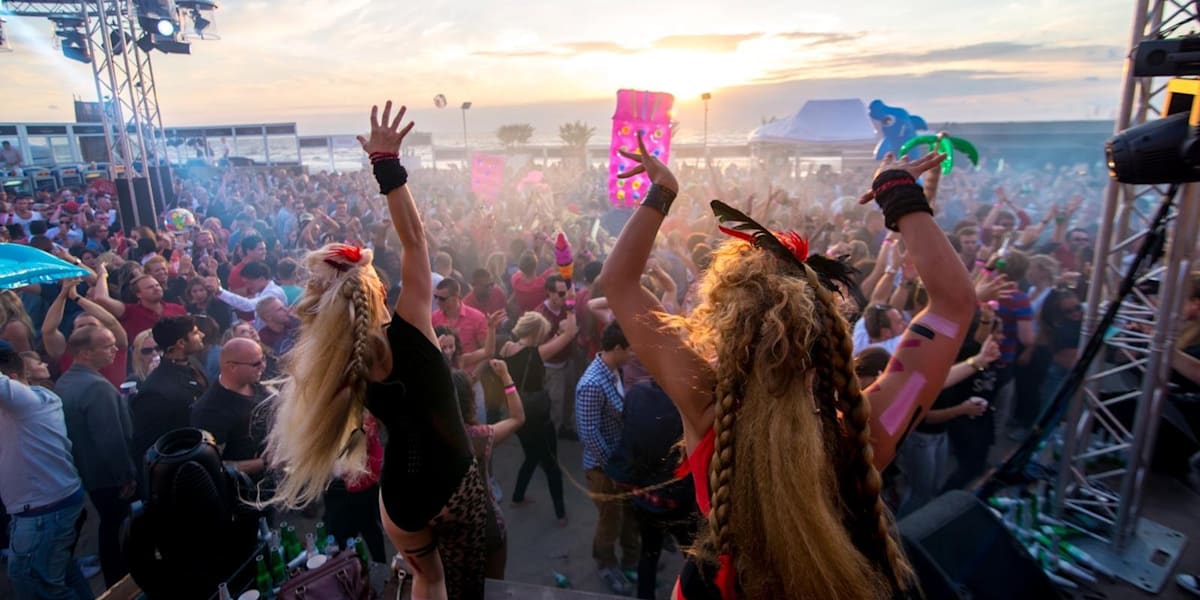 Beste foto's van Red Monday in Bloemendaal