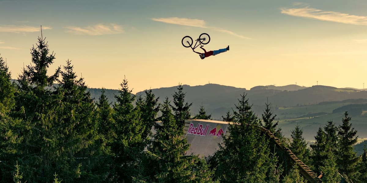 Above the Trees – Erik Fedko hajmeresztő bringás ugrása – VIDEÓ