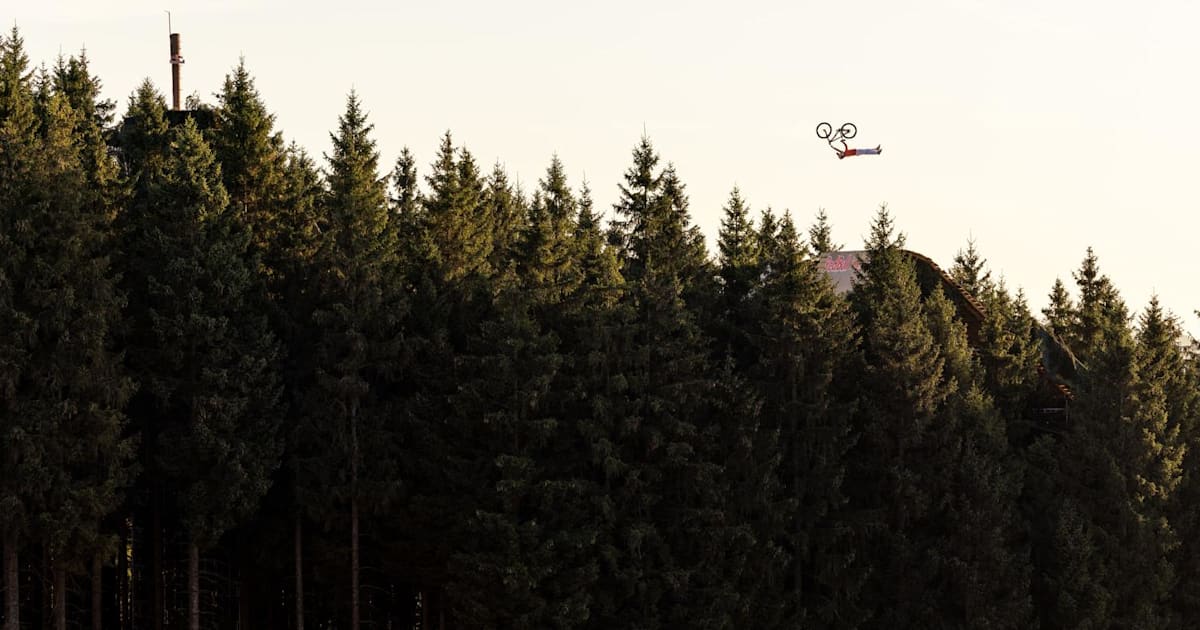 Above the Trees: Fedko fliegt über den Green Hill Bikepark