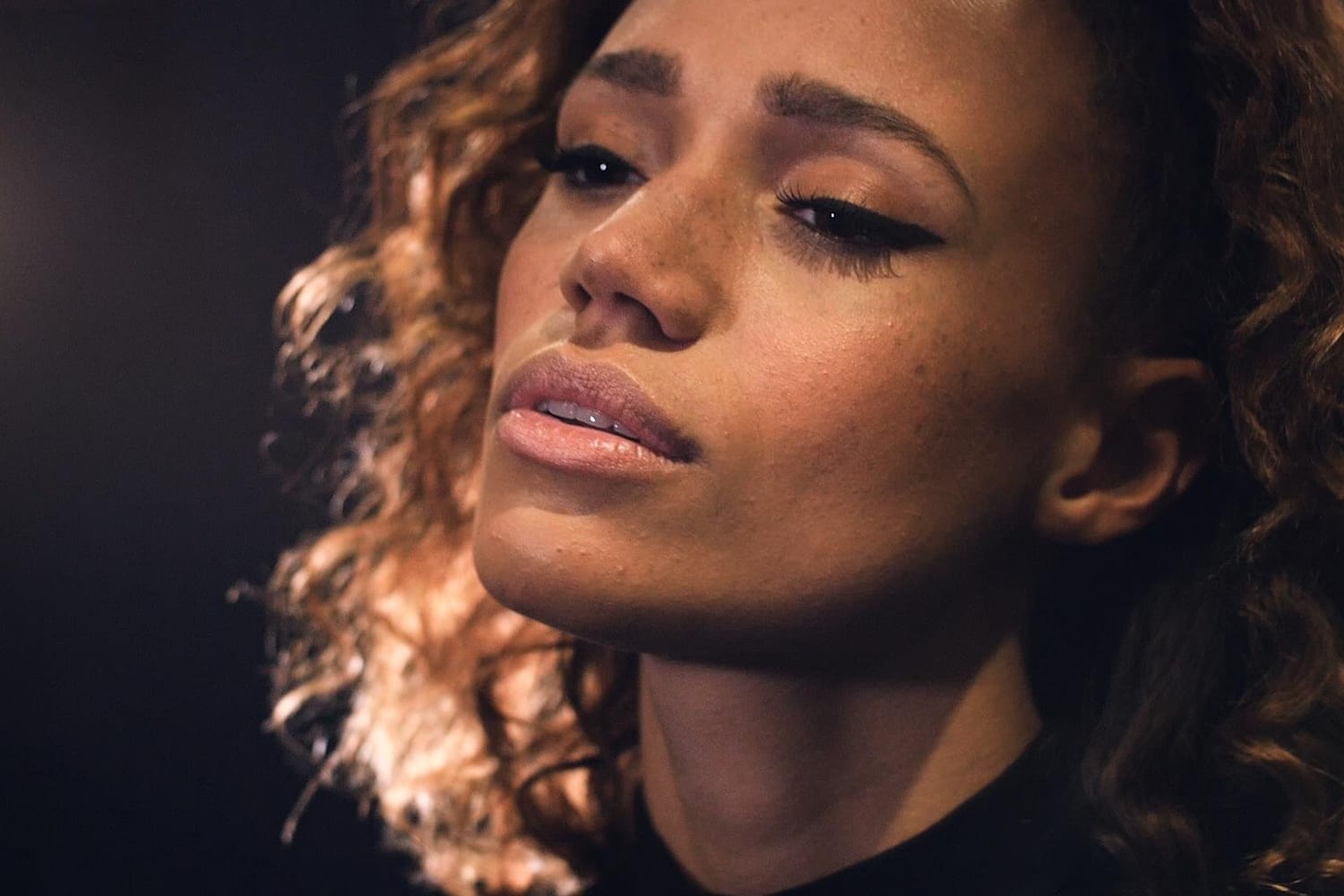 JONES: concierto EXCLUSIVO de 'Hoops' e 'Indulge'