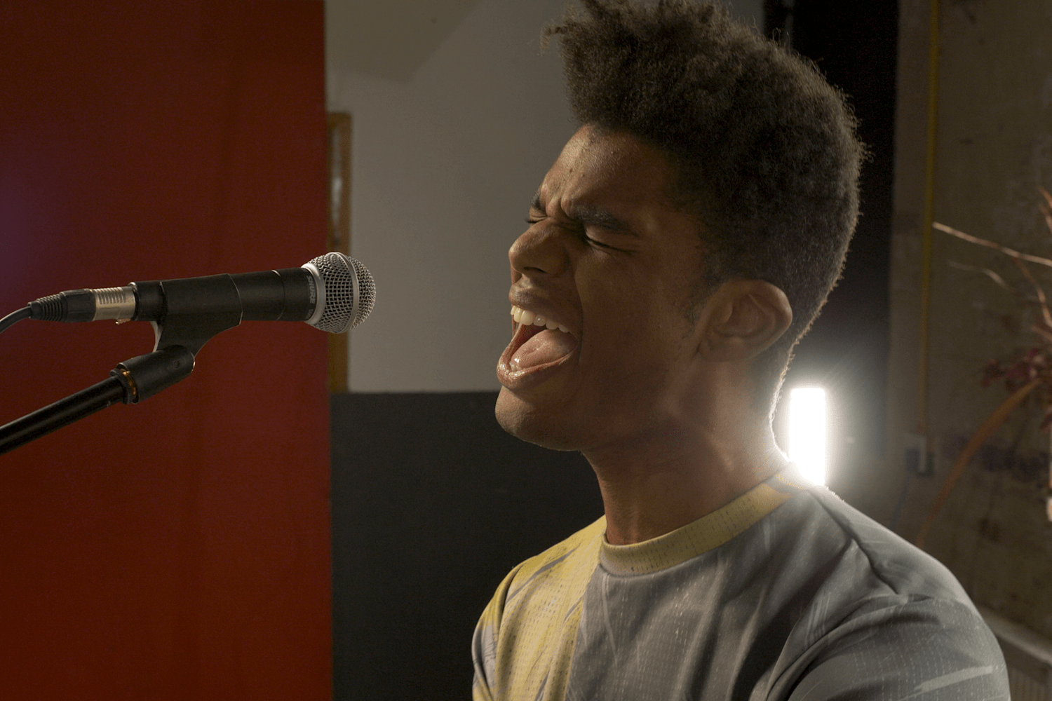 British soul singer Kyan performs live ++video++