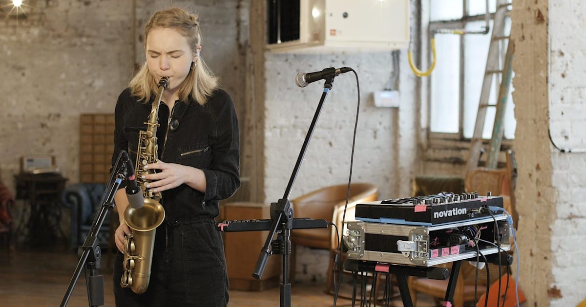 Laura Misch sesión en exclusiva con saxofón