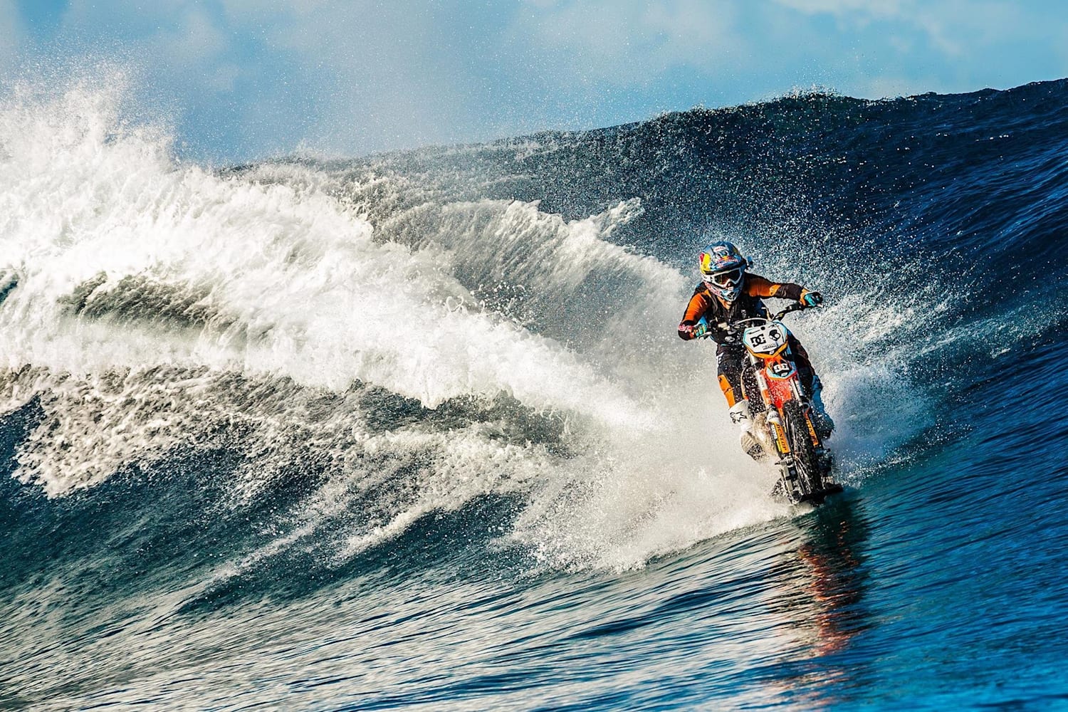Robbie Maddison Pipe Dream: surf in moto a Tahiti