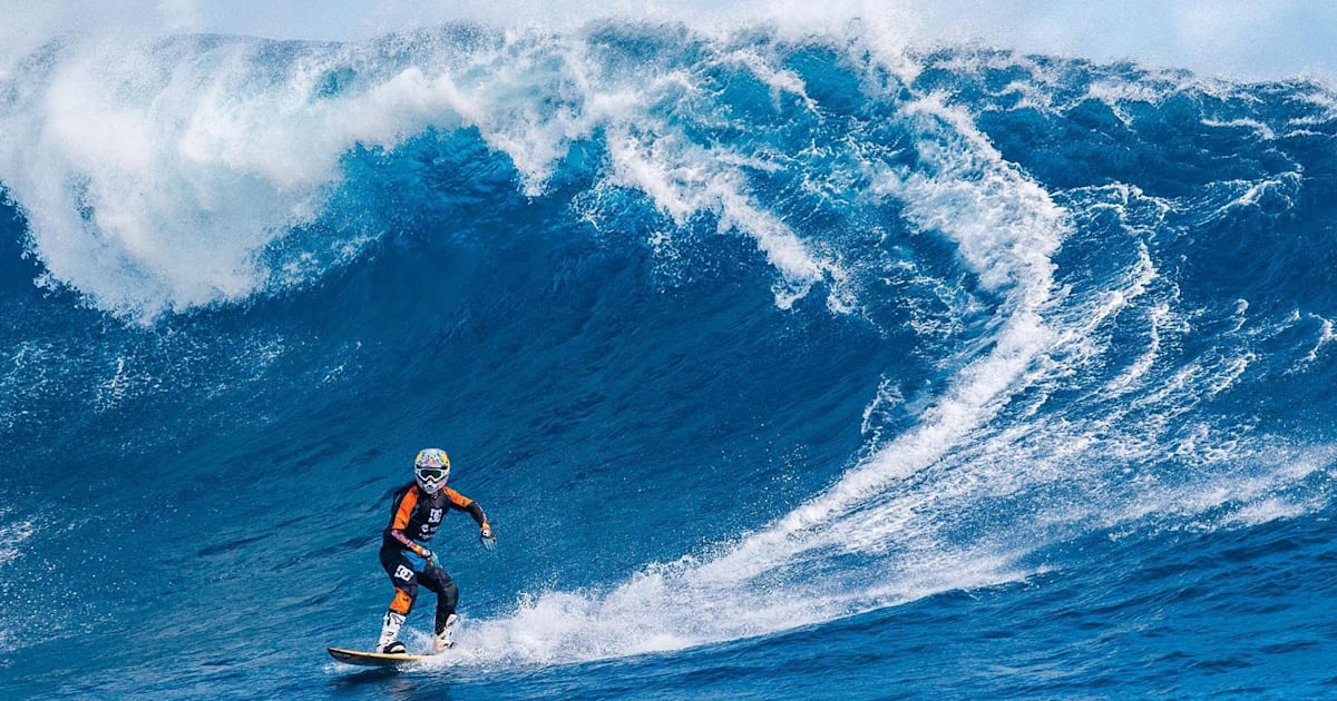 Robbie Maddison surfea con su moto en Teahupoo