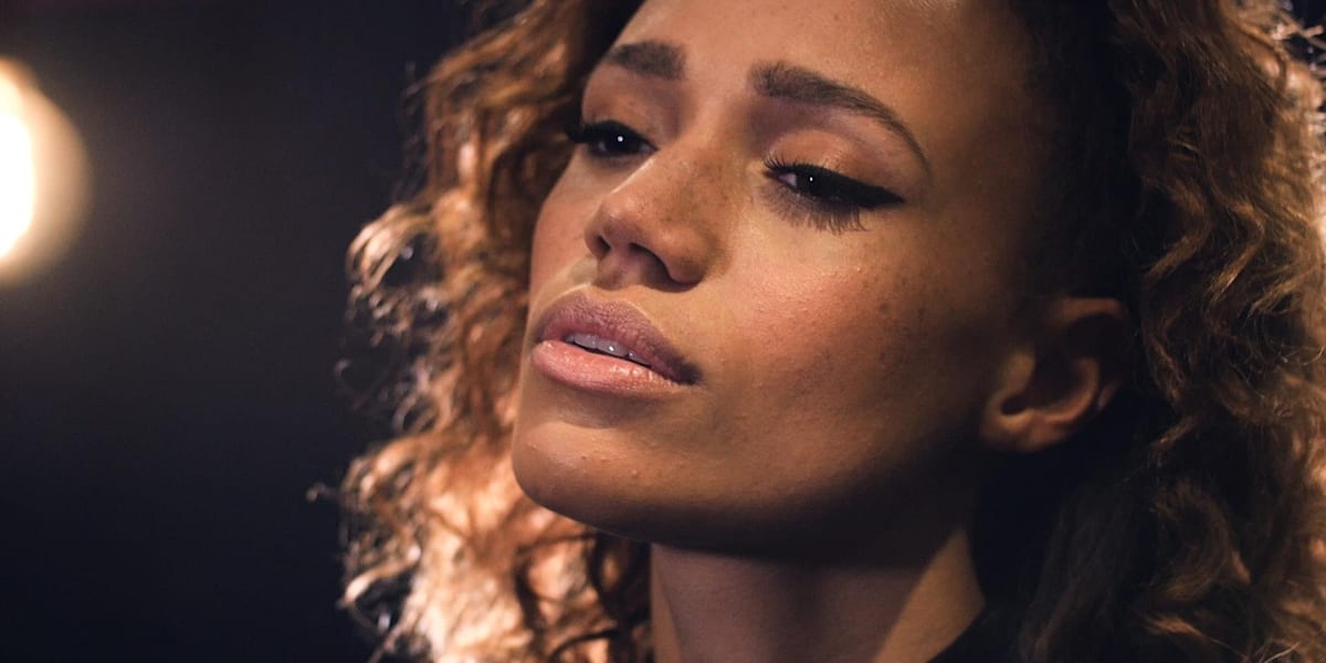 chanteuse soul JONES joue hoops en live