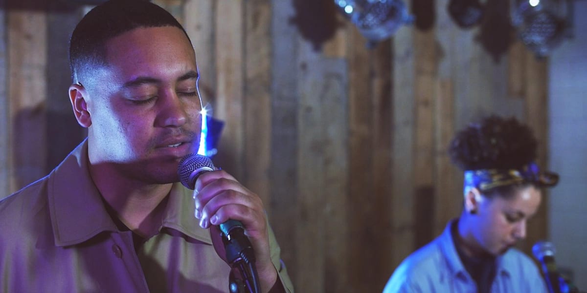 Ninja Tune Rapper DELS performt aus Petals Have Fallen