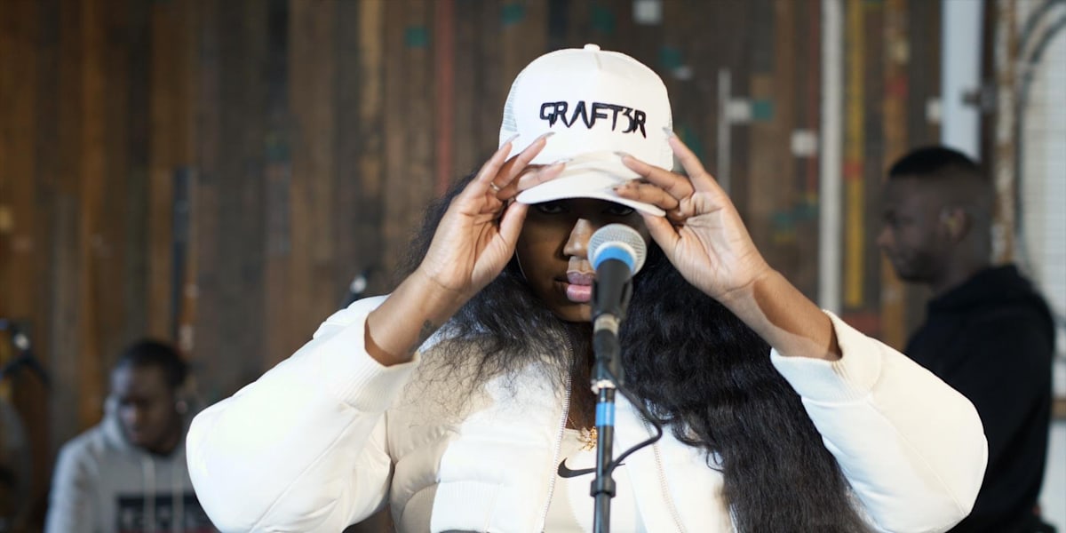 Ms Banks performs Come Thru and Day Ones live *session*