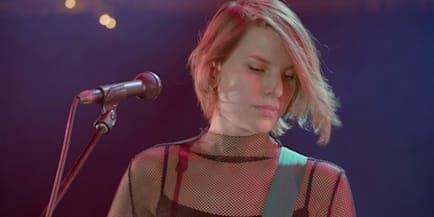 Sofie Winterson performs new track Remember +++video+++