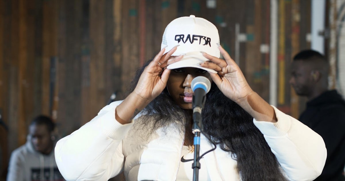 Ms Banks performs Come Thru and Day Ones live *session*