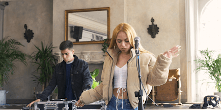 Bad Gyal interpreta – Tu Moto y Yo Sigo Iual