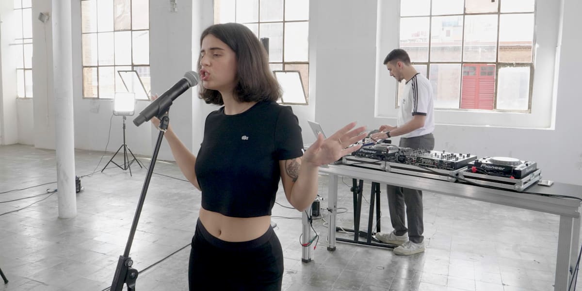 Spanish soul singer Nathy Peluso performs live *video*