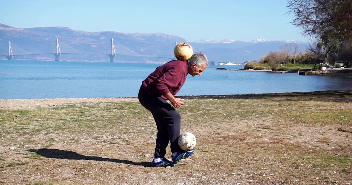 Este senhor grego de 72 anos manja muito de freestyle