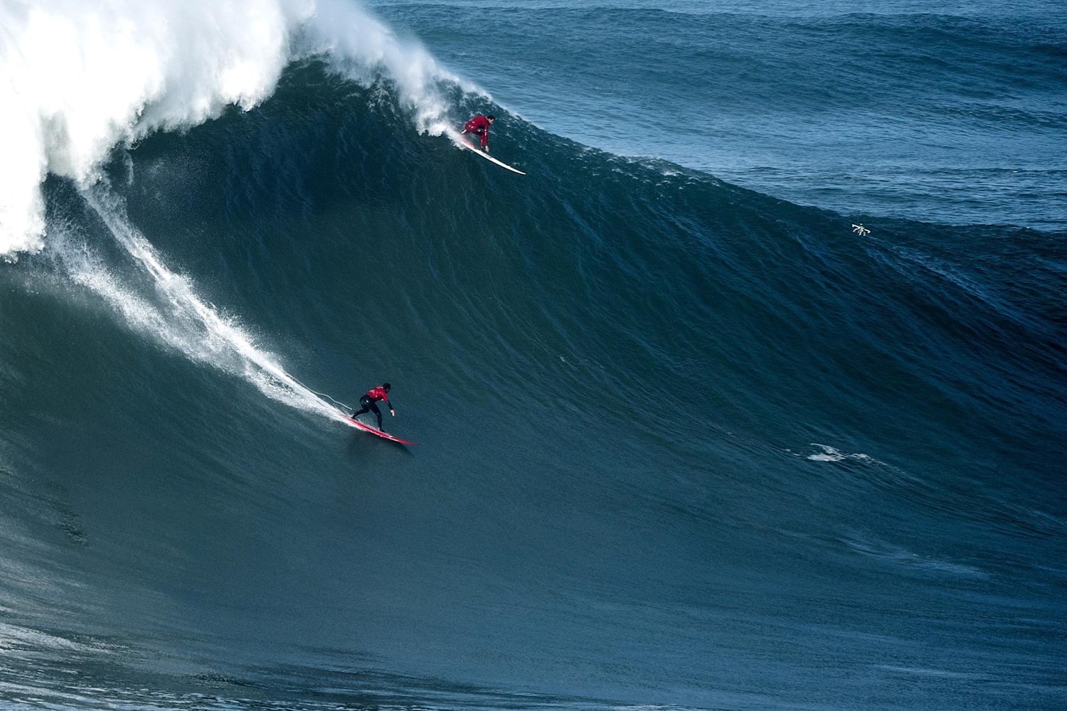 Dramatic big wave surf sessions at Praia do Norte