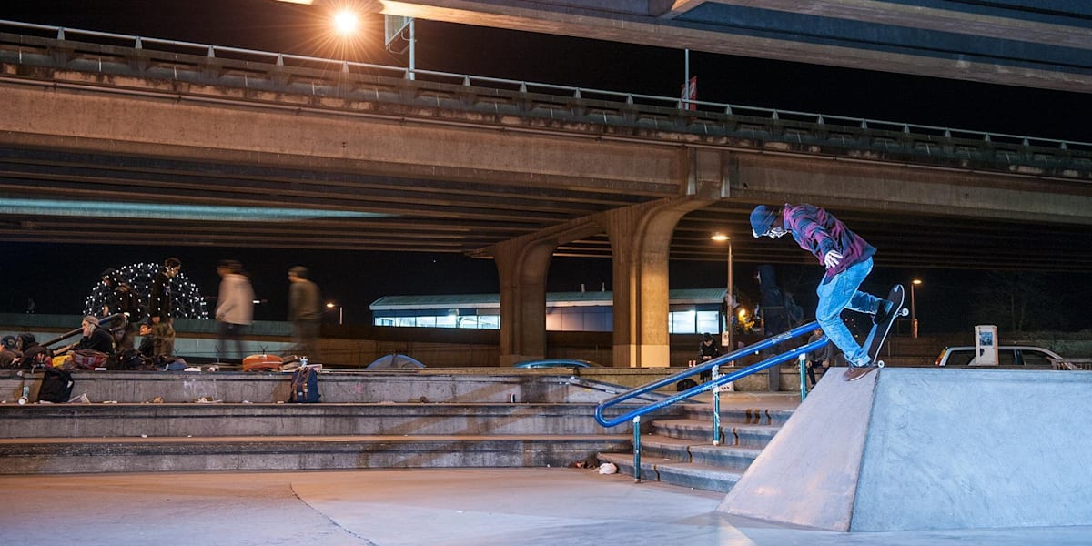 Cory Wilson skatet den Skate Plaza in Vancouver