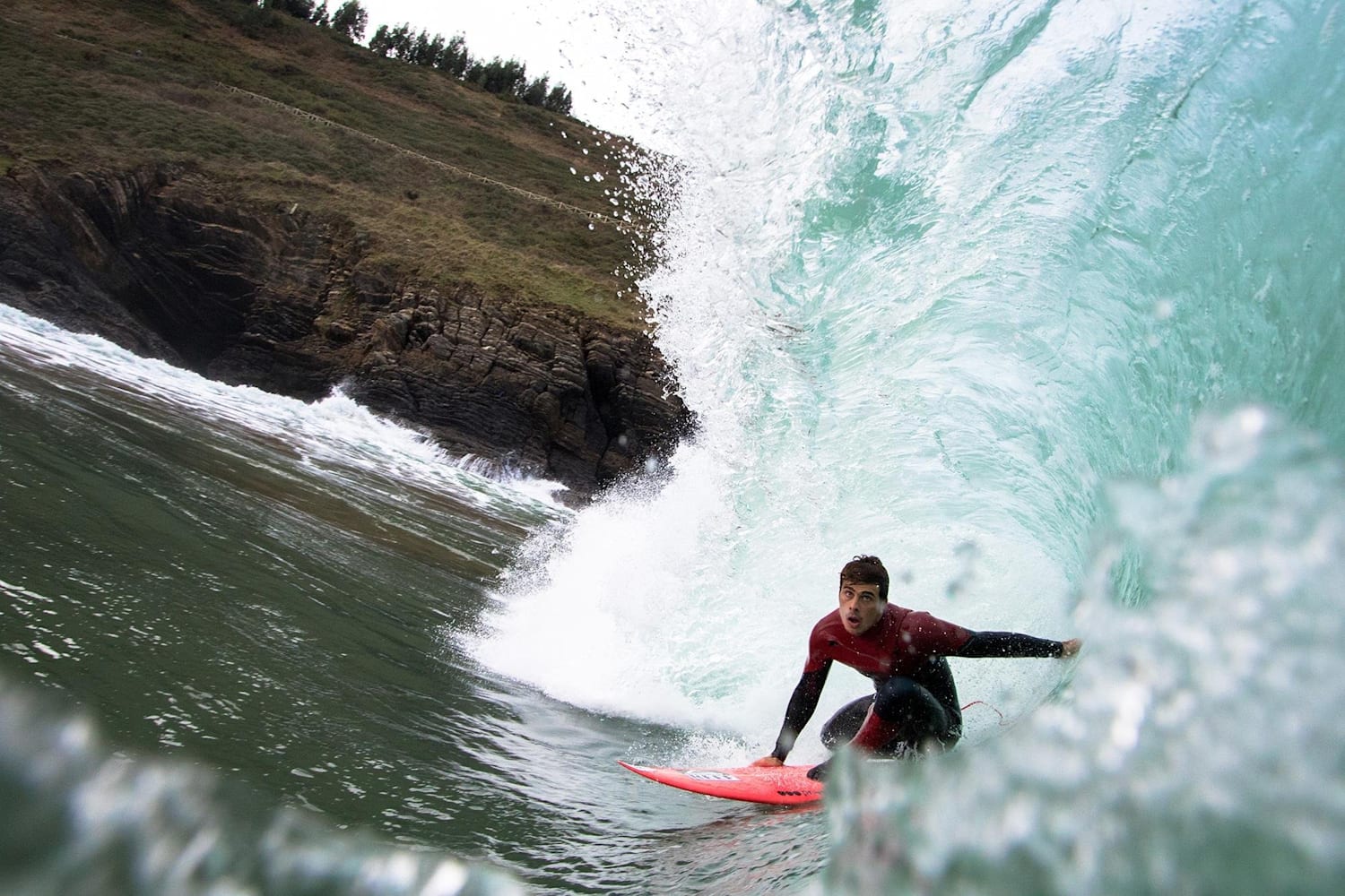 Lander Sánchez, surfista de olas grandes