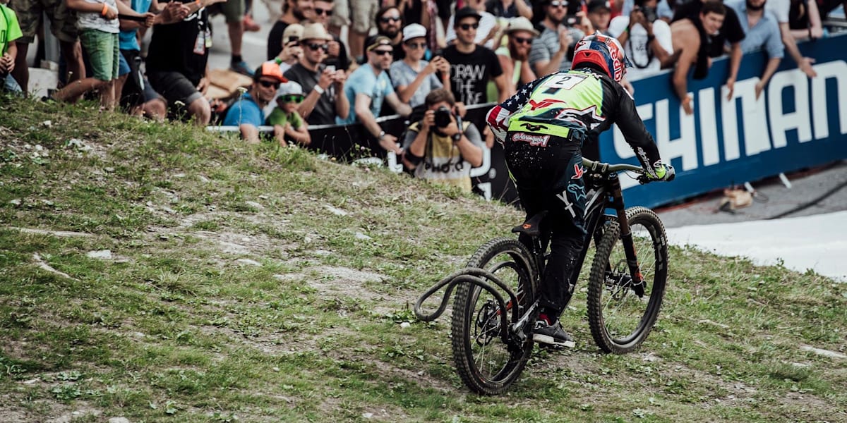 Aaron Gwin, problemas con el neumático