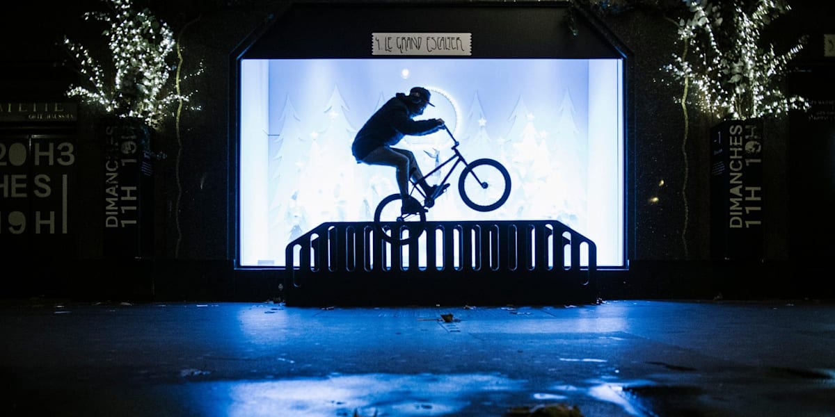 Jazda na BMX-ie w Paryżu nocą Anthony Perrin