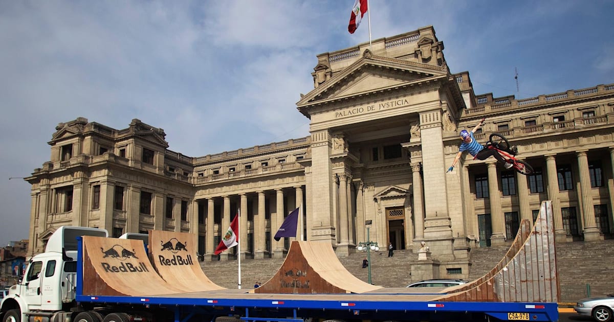 Daniel Dhers se montó sobre dos tráilers en su BMX