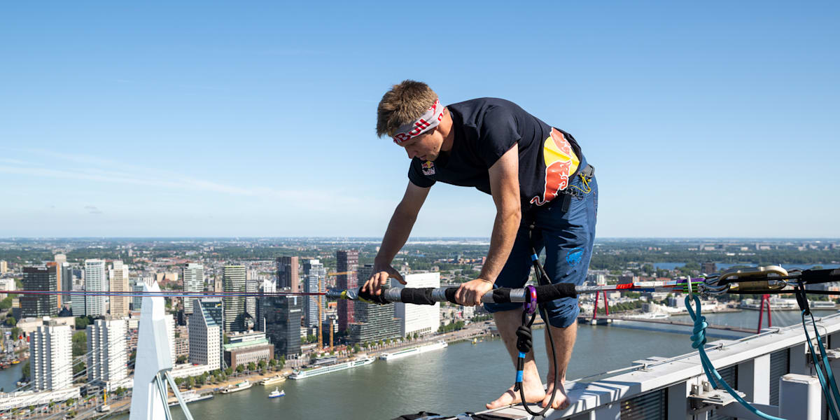 Slackline : Jaan Roose sur la highline de Rotterdam