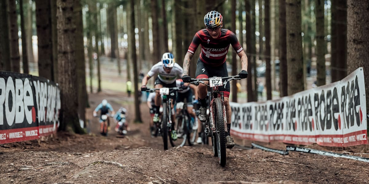 Simon Andreassen starter XCO-finalen fra front i Nové Mésto