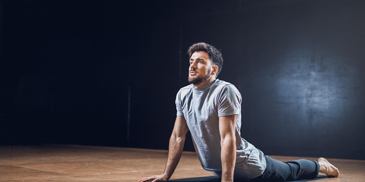 ¿Es mejor estirar antes o después de entrenar?