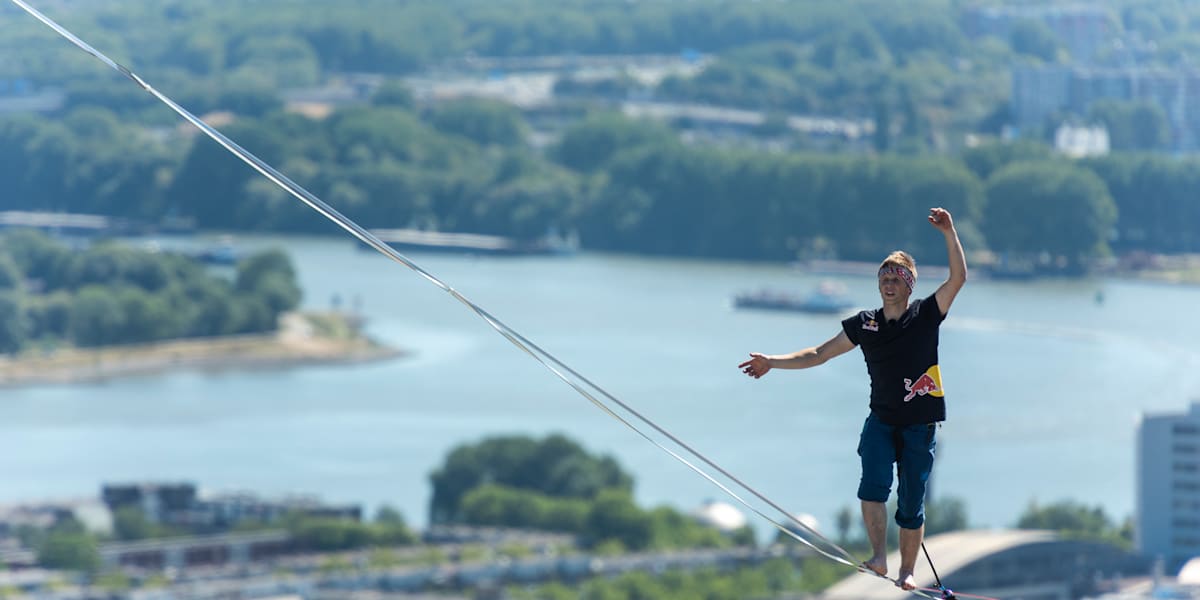 Slacklinen tussen de hoogste gebouwen van Rotterdam