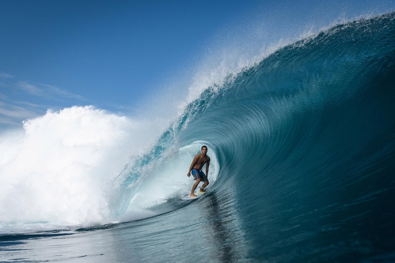 Session de surf big wave à Teahupoo, Tahiti en vidéo