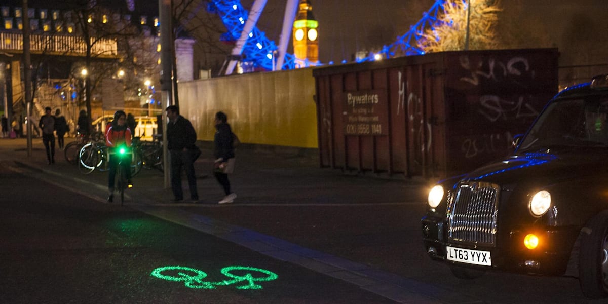 Luci per bici: fatti notare con le luci laser