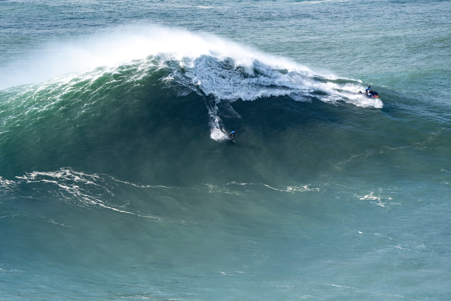 Team Young Bulls: Kai Lenny y Lucas Chumbo en Nazaré