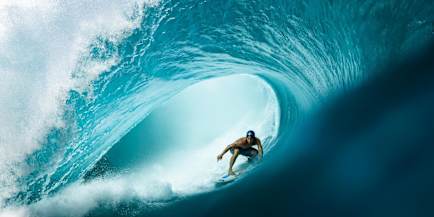 Surf : Un jour à Teahupo'o, Tahiti avec Tyler Newton