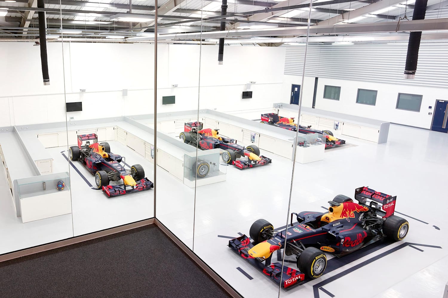 Formula One: Red Bull Racing RB13 – Factory Tour Video