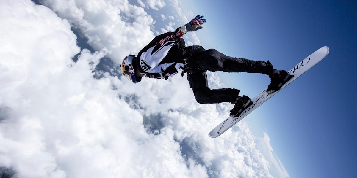 Skysurfing i tordenskyer/ Sean MacCormac skysurfer