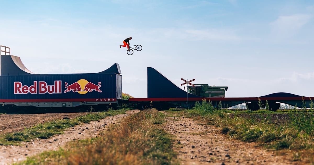 Dawid Godziek fait des tricks en vélo sur un train en marche