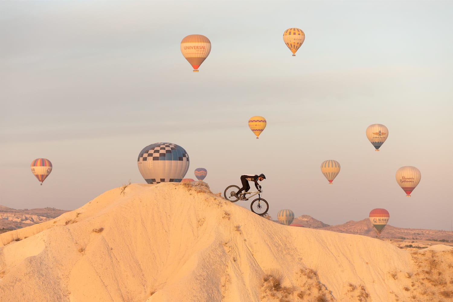 "W pogoni za światłem": film rowerowy z Kilianem Bronem